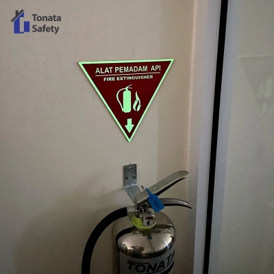 Segitiga APAR Glow In The Dark / Rambu Akrilik Alat Pemadam Api Ringan