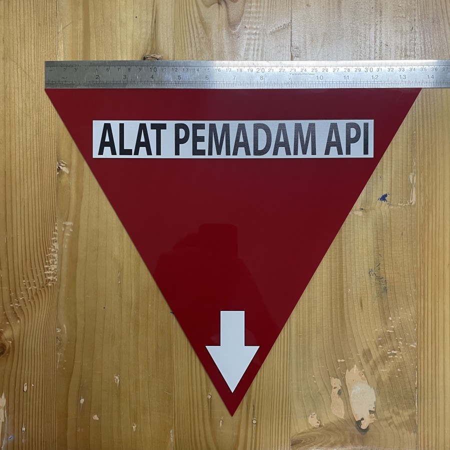 Segitiga APAR / Rambu Akrilik APAR Sesuai Permenakertans / TNT-AA05
